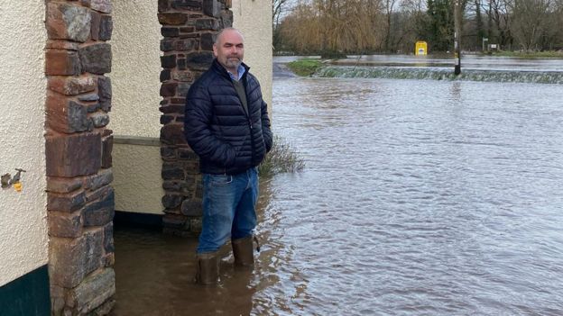 Flooding at Exebridge and Bickleigh, Devon - BBC News