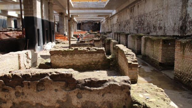 Italy unearths huge Roman barracks during Rome metro dig - BBC News