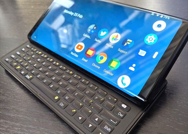 The phone-makers bringing buttons back - BBC News