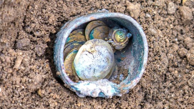 Gold coins hidden in 7th Century found in wall - BBC News