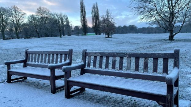 Snow causes disruption in Derby and Derbyshire - BBC News