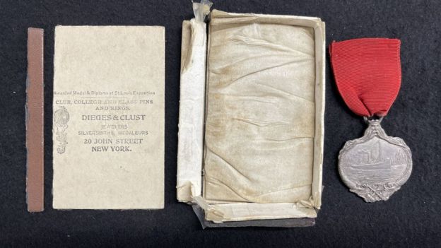 Titanic hero's medals are to go under the hammer - BBC News