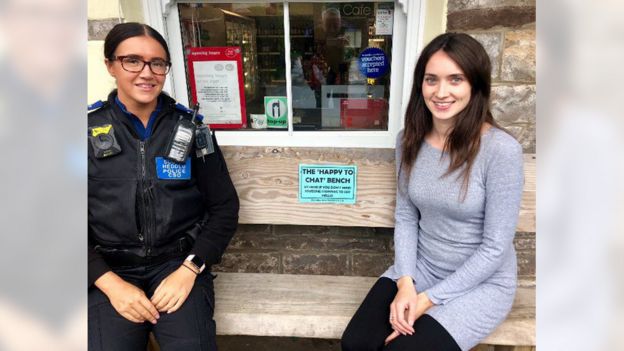 'Happy to Chat' benches: The woman getting strangers to talk - BBC News