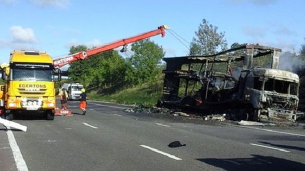 M40 in Warwickshire shut after fatal lorry crash and fire - BBC News