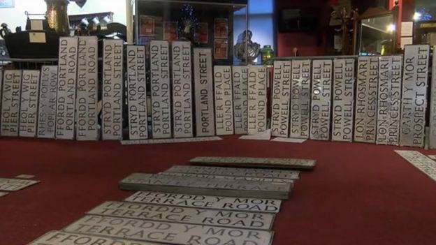 Aberystwyth street signs sold at auction for £15,000 - BBC News