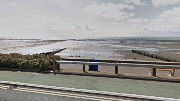 Southend: Woman found dead by police called to beach - BBC News
