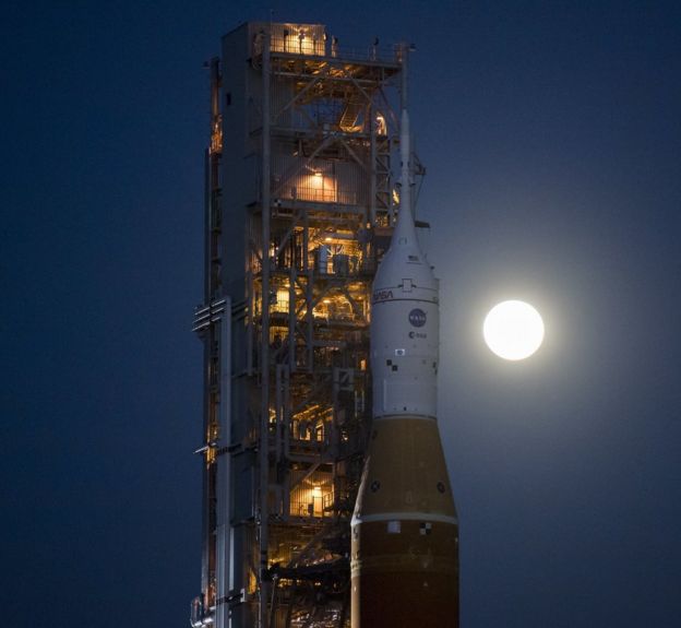 Nasa's giant new SLS Moon rocket makes its debut - BBC News