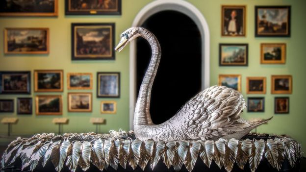 Bowes Museum's Silver Swan seizes up during lockdown - BBC News