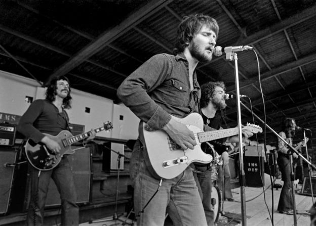 Rab Noakes: Scottish singer songwriter dies aged 75 - BBC News