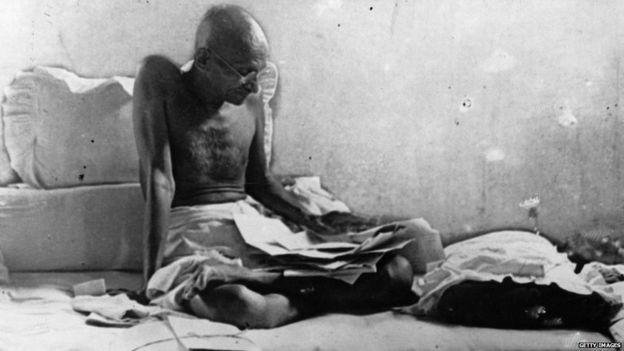 India's unusual protests: Pink underwear, poop and snakes - BBC News