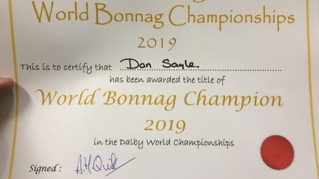 Manx motorbike racing legend wins Bonnag baking prize - BBC News