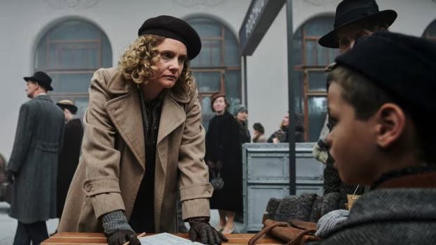 Ffoi o Brâg i fferm yn Sir Gâr - BBC Cymru Fyw