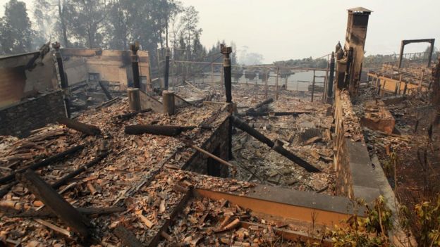 Madeira wildfires: Three dead as flames reach Funchal - BBC News