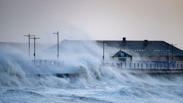 Storm Eunice: Thousands without power and homes damaged in Wales - BBC News