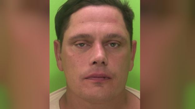 Roy Whiting: Men who attacked Sarah Payne's killer jailed - BBC News