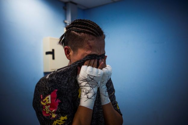 Chinese boxer fights depression to be 'Queen of the Ring' - BBC News