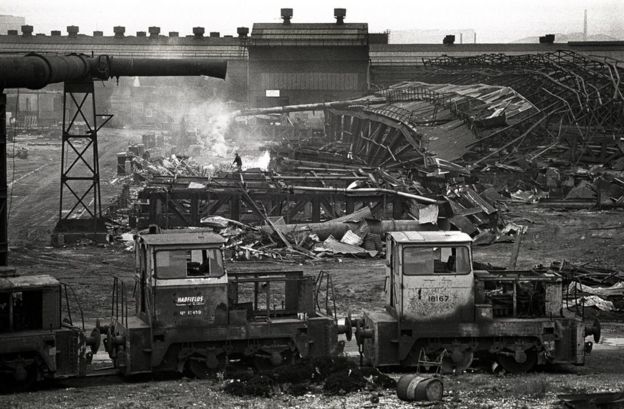 Photographs capture 'pivotal' decade in Sheffield's history - BBC News