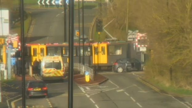 Metro level crossings safety fears after car crash - BBC News