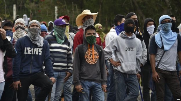 Mexico riot police clash with protesting students in Guerrero - BBC News