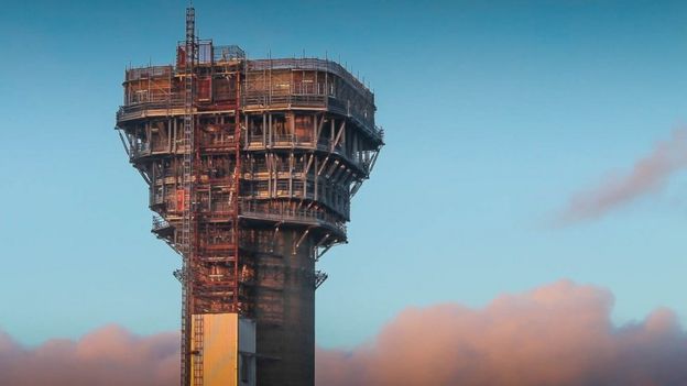 Divers enter Sellafield nuclear pool for first time in 65 years - BBC News