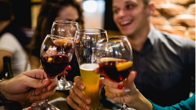 Drinking a few times a week linked to lower diabetes risk - BBC News