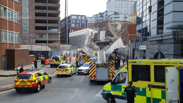 Reading scaffolding collapse injures three - BBC News