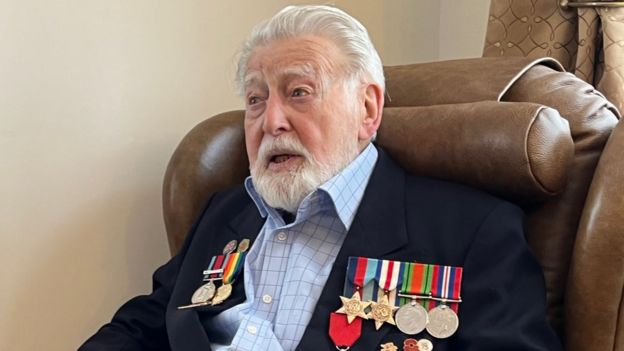 Léon Gautier: Last French D-Day fighter dies aged 100 - BBC News