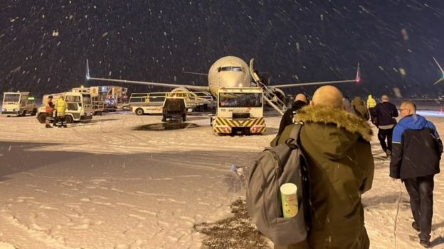 Manchester Airport runways reopen after heavy snow - BBC News