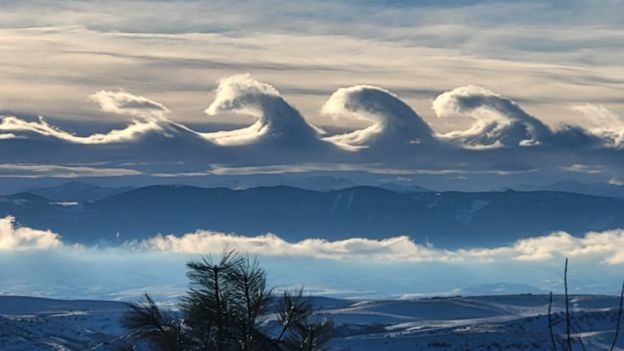 Kelvin-Helmholtz: Rare wave clouds amaze sky-watchers in Wyoming - BBC News