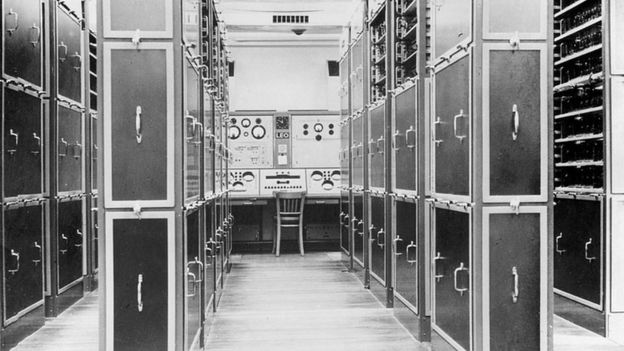 One of the world's first computers gets VR reboot - BBC News