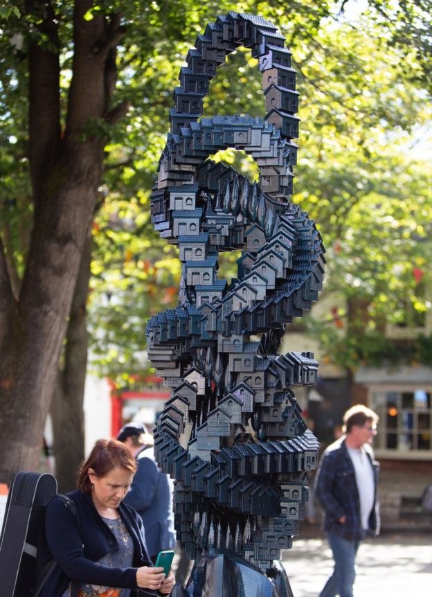Token Homes: The sculpture that sums up the housing crisis - BBC News