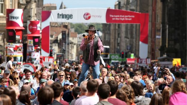 Edinburgh Festival: Biggest arts festival in the world begins - BBC News