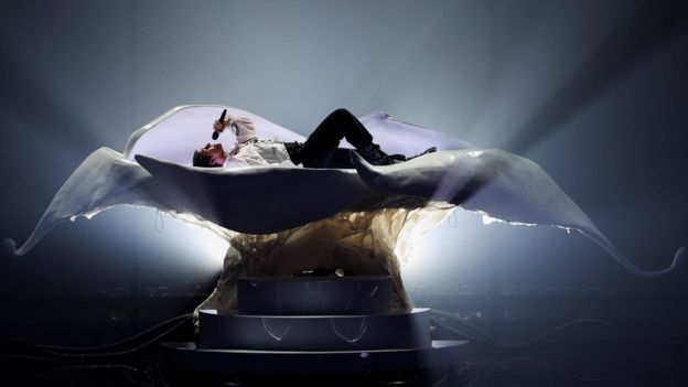 In pictures: Eurovision performances fire up fans - BBC News