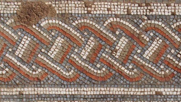 'Spectacular' Roman mosaics on display in Leicester - BBC News