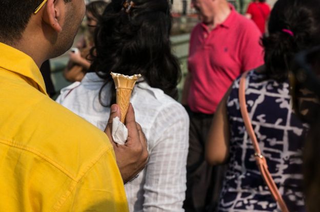 Faceless London: Four hours on Westminster Bridge - BBC News