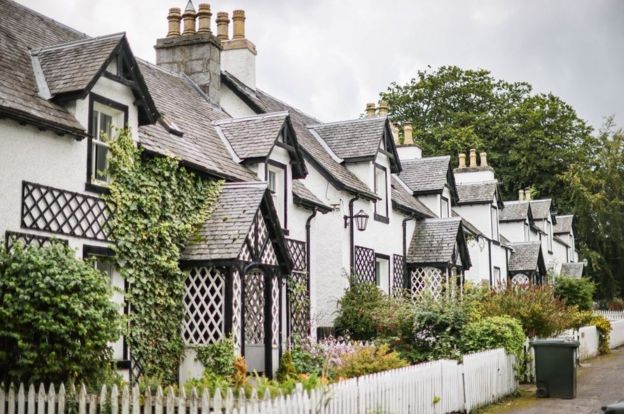 Taymouth Castle: Row over £300m redevelopment shatters peace - BBC News