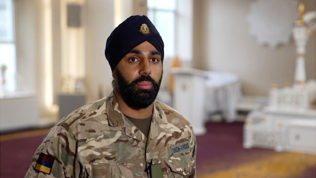 Sikh prayer books return to military after 100 years - BBC News