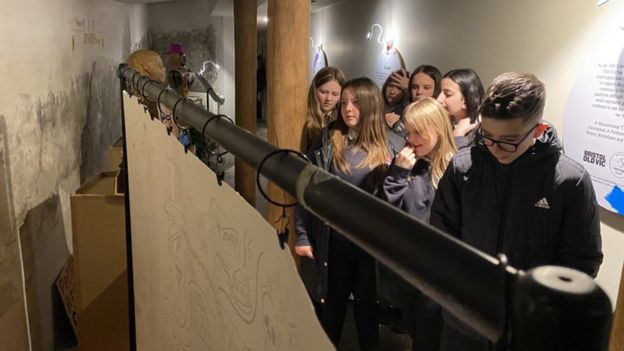 Bristol pupils' exhibition exploring statue debate opens - BBC News