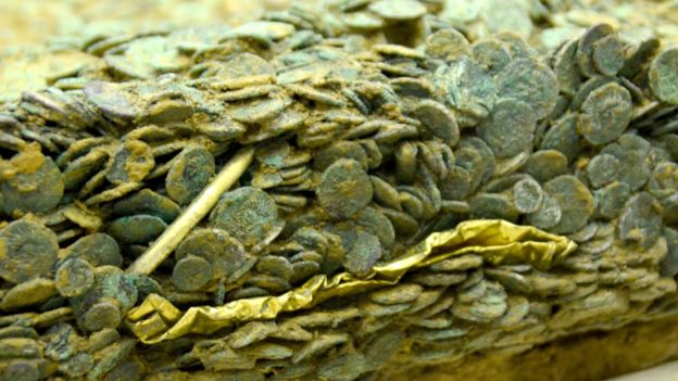 Final coin removed from Jersey's huge Celtic hoard - BBC News