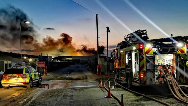 Doncaster fire: Crews tackle blaze at recycling plant - BBC News