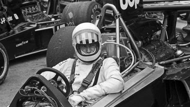 Formula One: Statue of Tom Pryce who died in 1977 Grand Prix - BBC News