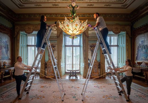 First peek at renovated room behind Buckingham Palace balcony - BBC News