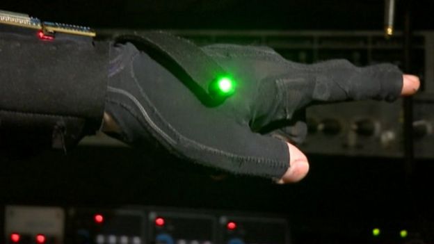 The importance of a one-handed saxophone - BBC News