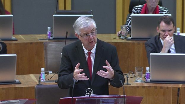 UHW: First minister says state of Cardiff A&E 'unacceptable' - BBC News