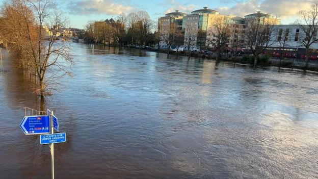 York flood defences deployed after rising River Ouse levels - BBC News