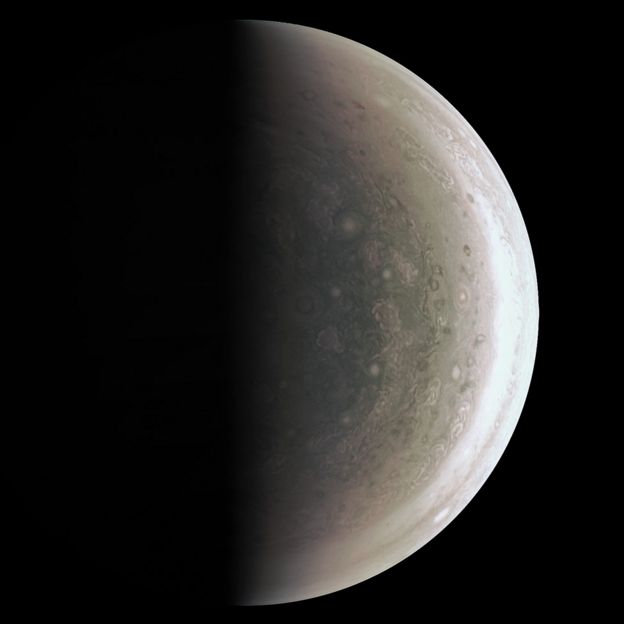 Juno probe returns close-up Jupiter pictures - BBC News