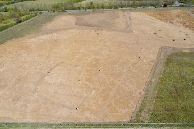 Prehistoric monument found on Biddenham housebuilding site - BBC News