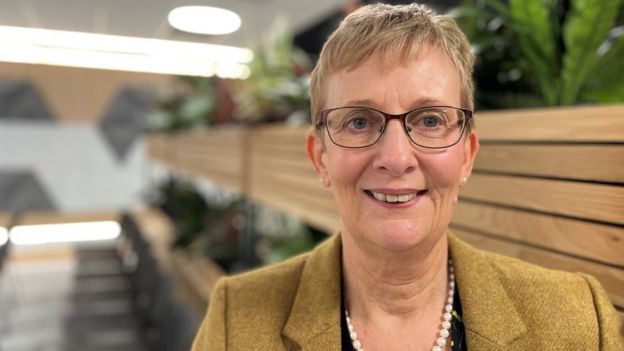 Nurses strike: Thousands join first walkout on 'sad day' - BBC News