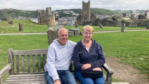 Aberystwyth: Rude plaque for man who hated seagulls removed - BBC News
