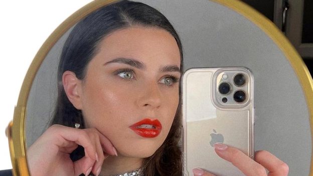 Call for body-image warnings on retouched photos - BBC News